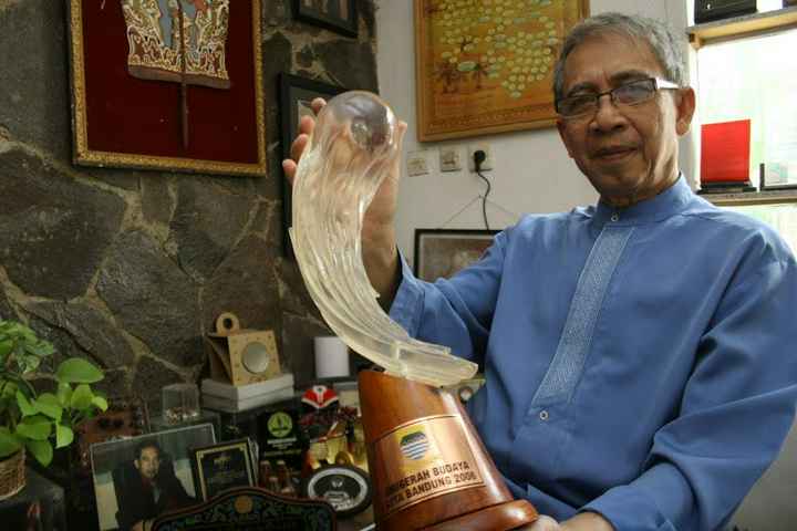 H.R Hidayat Suryalaga: Penulis Buku ‘Nur Hidayat Saritilawah Basa Sunda ...