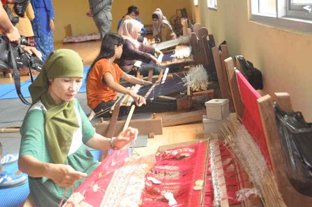 Berkunjung ke Sentra Kerajinan Songket Khas Palembang