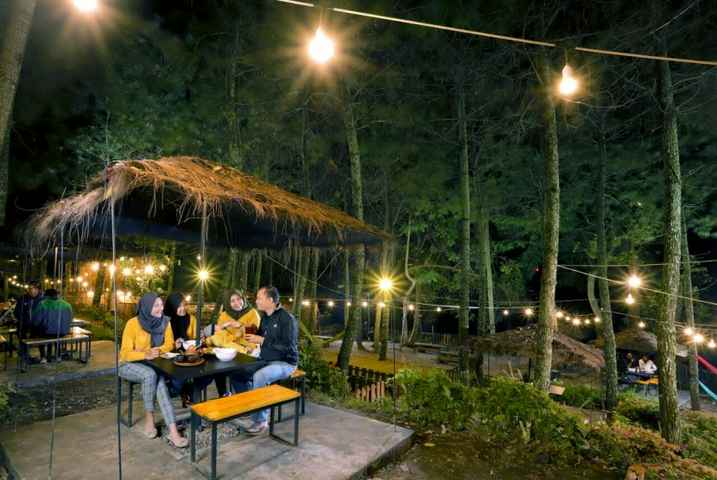 Mencicipi Bakso di Taman Pinus Batu